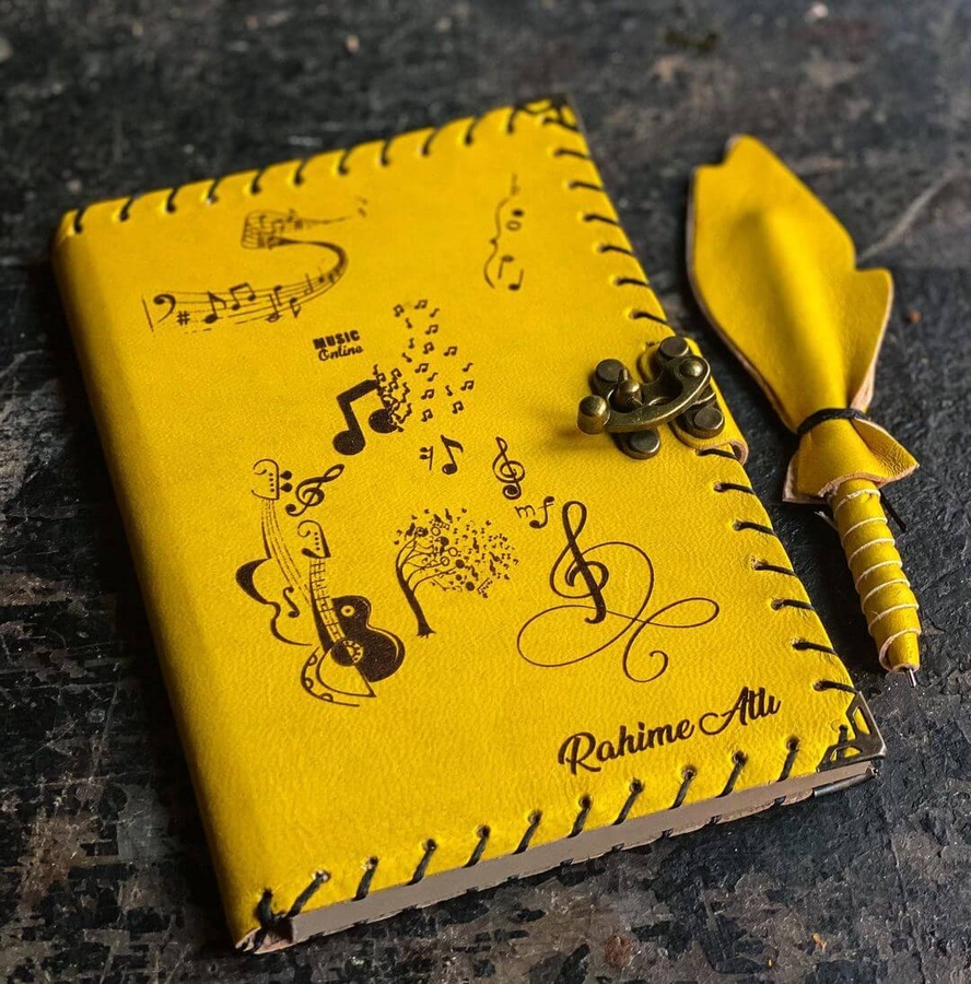 Müzik Öğretmenine Hediye İsme Özel Deri Defter - Hediye Seç Müzik Öğretmenine Hediye İsme Özel Deri Defter - Hediye Seç