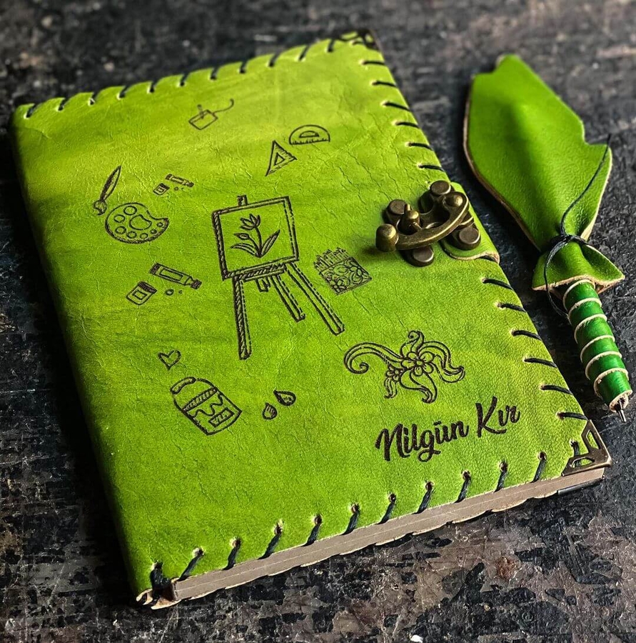 Resim Öğretmenine Hediye İsme Özel Deri Defter - Hediye Seç Resim Öğretmenine Hediye İsme Özel Deri Defter - Hediye Seç